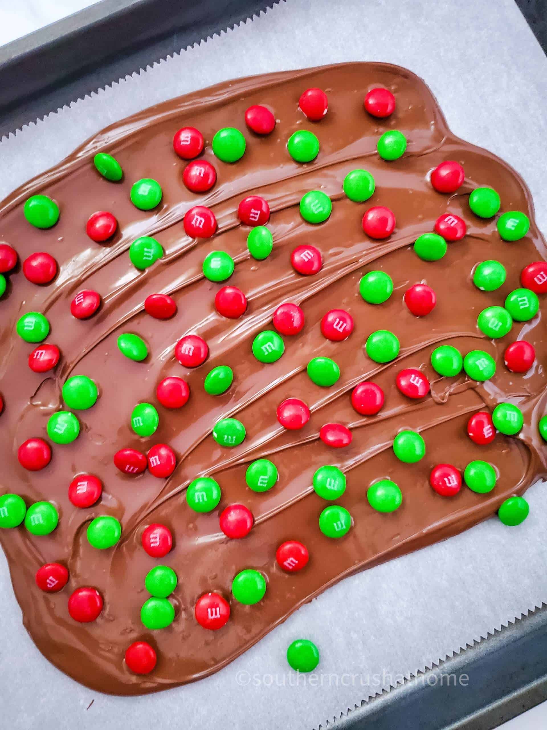 How to Make M&M’s Holiday Chocolate Bark - Southern Crush at Home