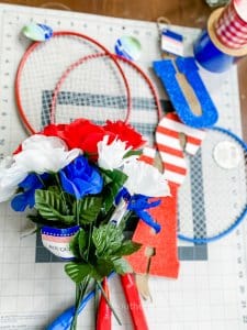 Easy Patriotic Summer Wreath (using Dollar Tree Badminton Rackets)