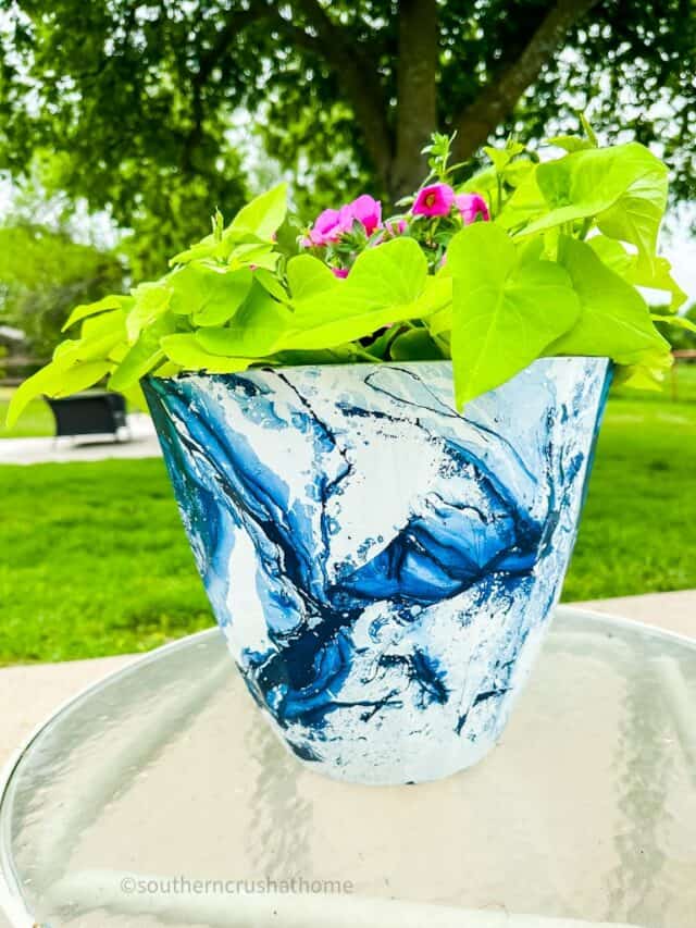 Easy Modern Planters: Hydro Dipping using Rust-Oleum Spray Paint
