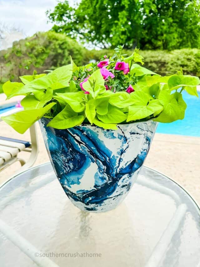 Easy Modern Planters: Hydro Dipping using Rust-Oleum Spray Paint