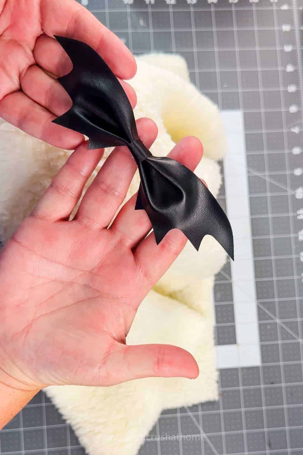 DIY Pottery Barn Gus the Ghost Pillow: A No-Sew Halloween Craft You’ll ...