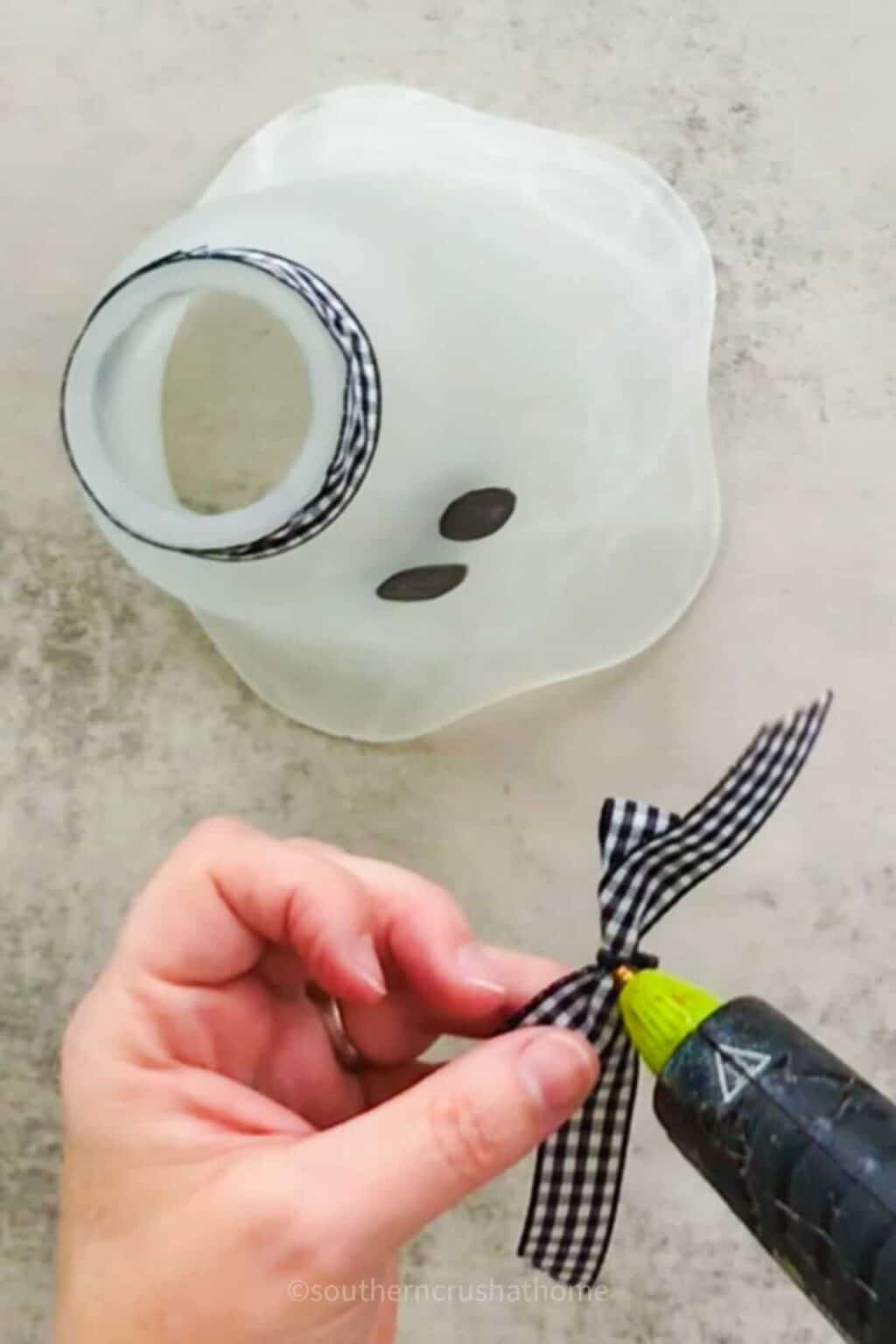 Easy Halloween Ghost Lights Using Pendant Light Shades + 21 Ideas ...